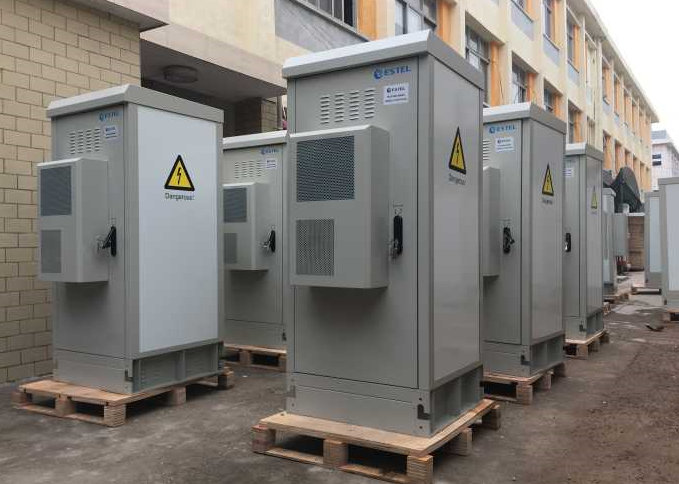 IP55 22U Outdoor Communication Cabinets Single Layer With Front / Back Door
